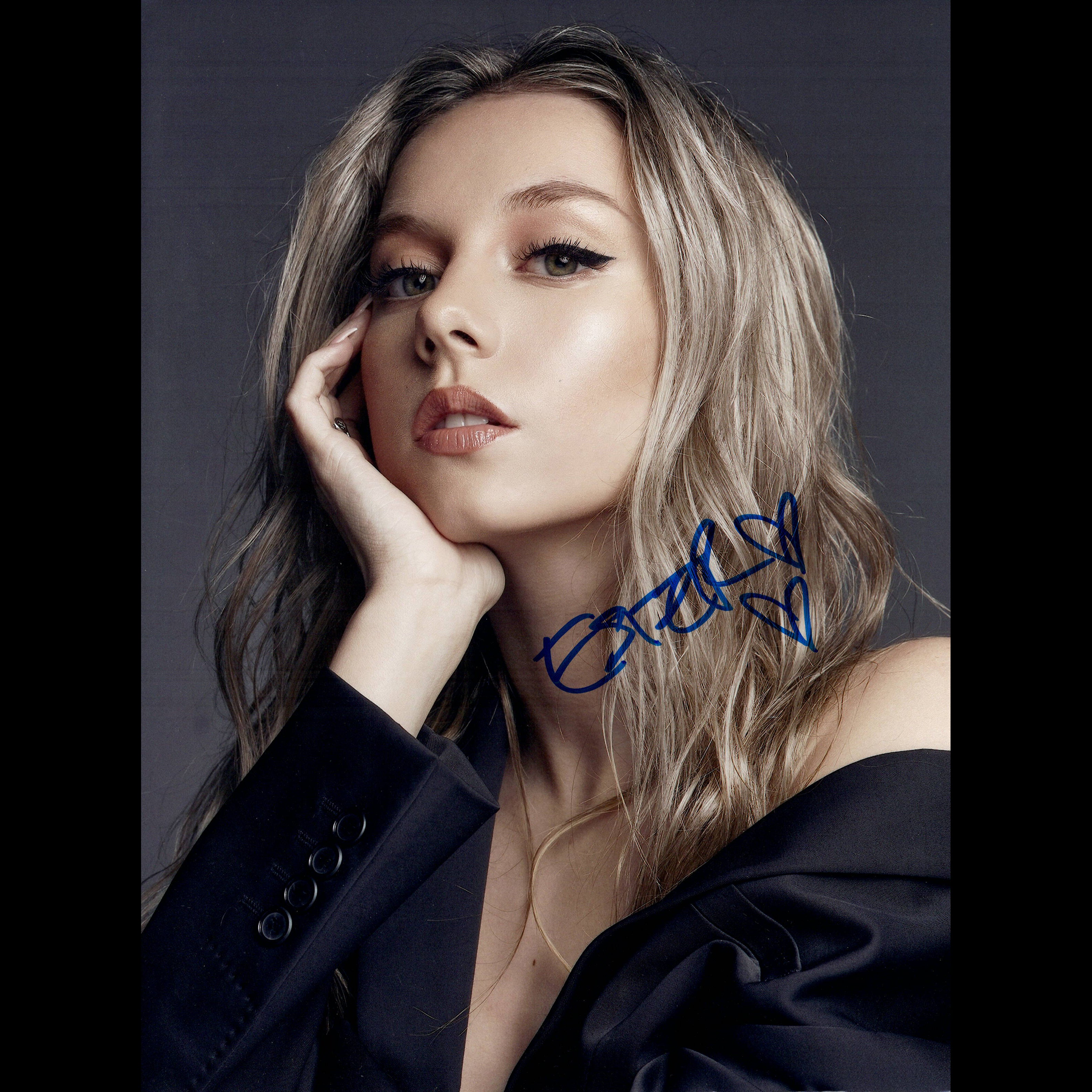 Ester EXPOSITO – Fresh and French autographs